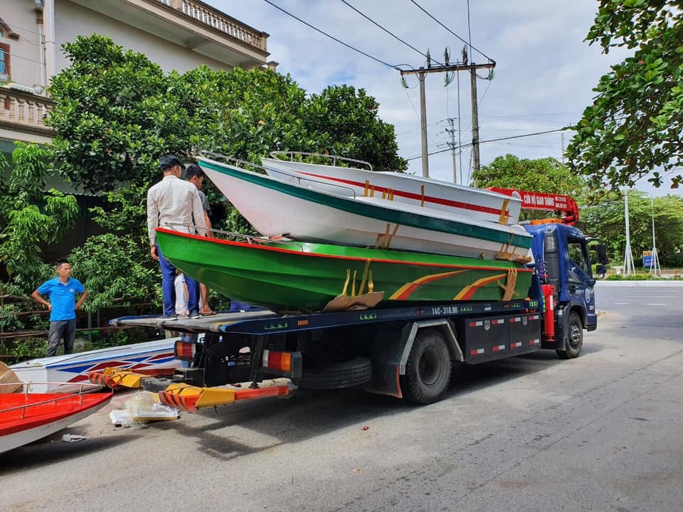 Cảm động hơn 50 chiếc cano và xuồng đã vào đến vùng lũ chuyển lương ...