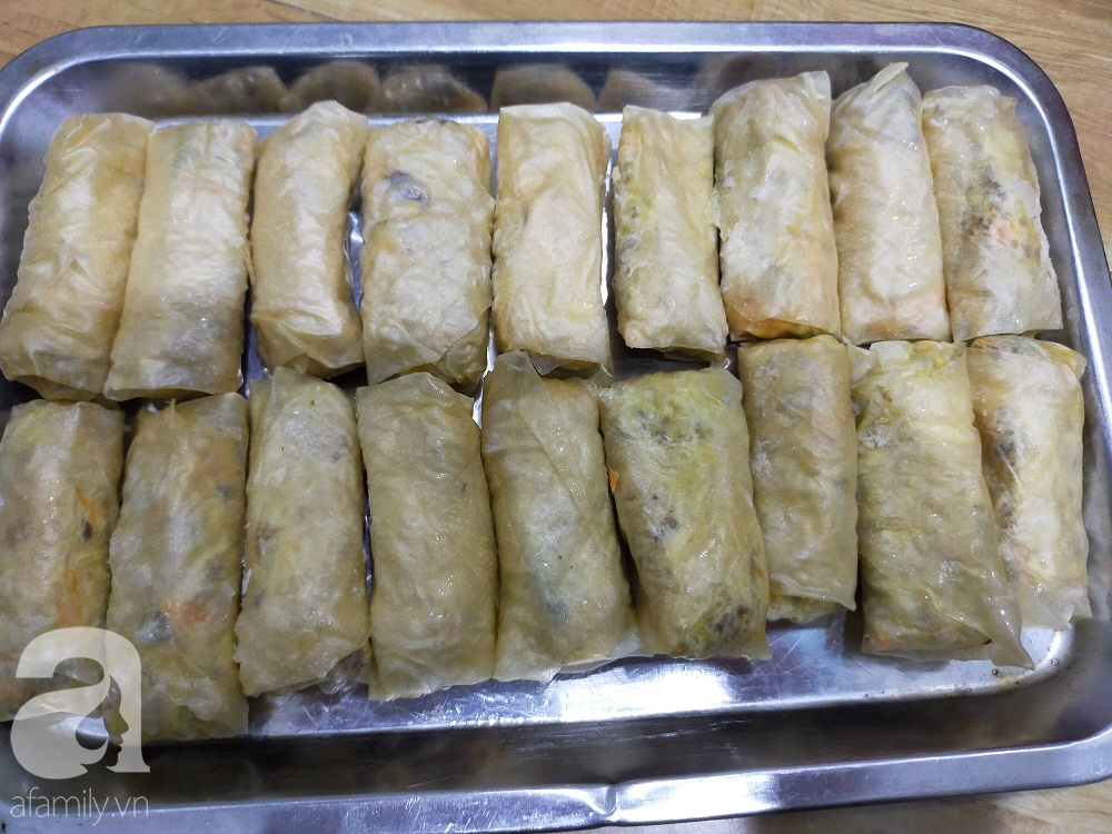 Ở nhà cách ly làm ngay bún nem thơm nức, giòn rụm