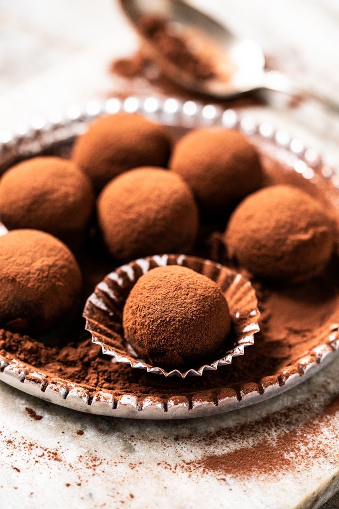 Mẹ làm sôcôla mà hai con gái cứ cười rúc rích bảo nhau một điều