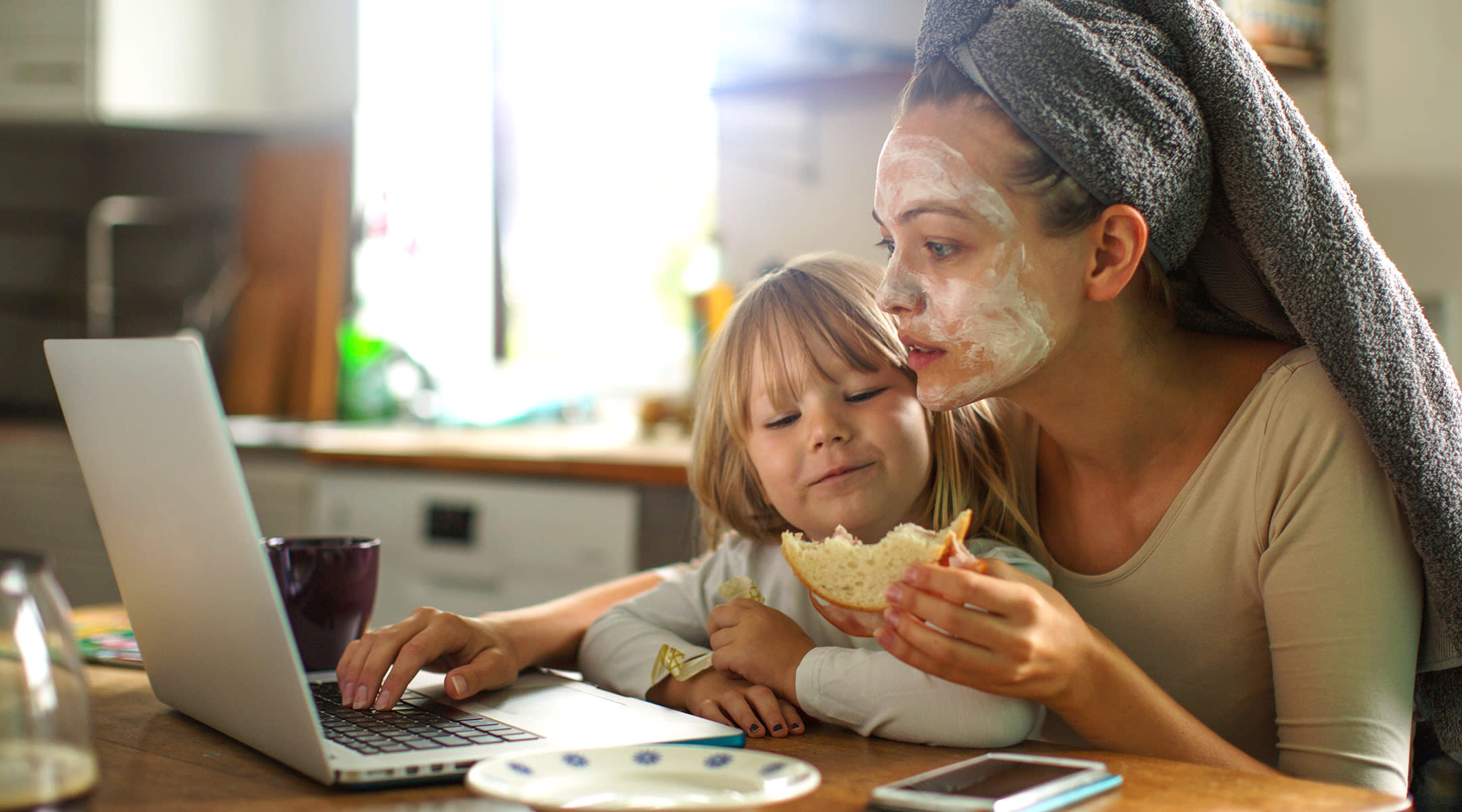 Workin' Moms: Series hài hước và thâm thuý về vấn đề của các bà mẹ công sở