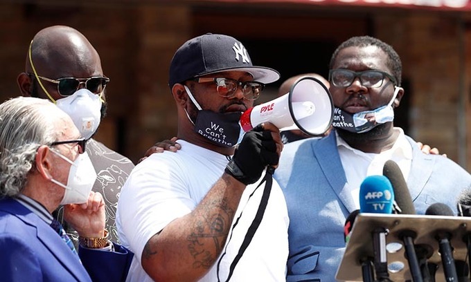 Em trai George Floyd quay lại nơi anh bị sát hại, đưa ra lời kêu gọi ...