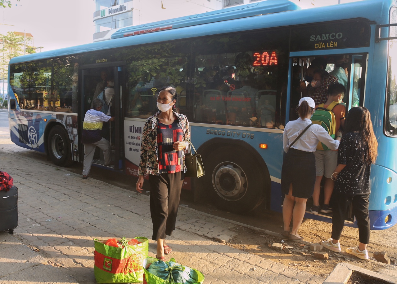 Hà Nội: Người dân khổ sở chen chúc trên xe buýt do cắt giảm chuyến xe