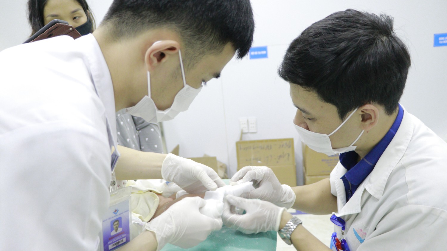 Phục hồi chức năng bàn chân khoèo bẩm sinh cho bé sơ sinh 10 ngày tuổi ...