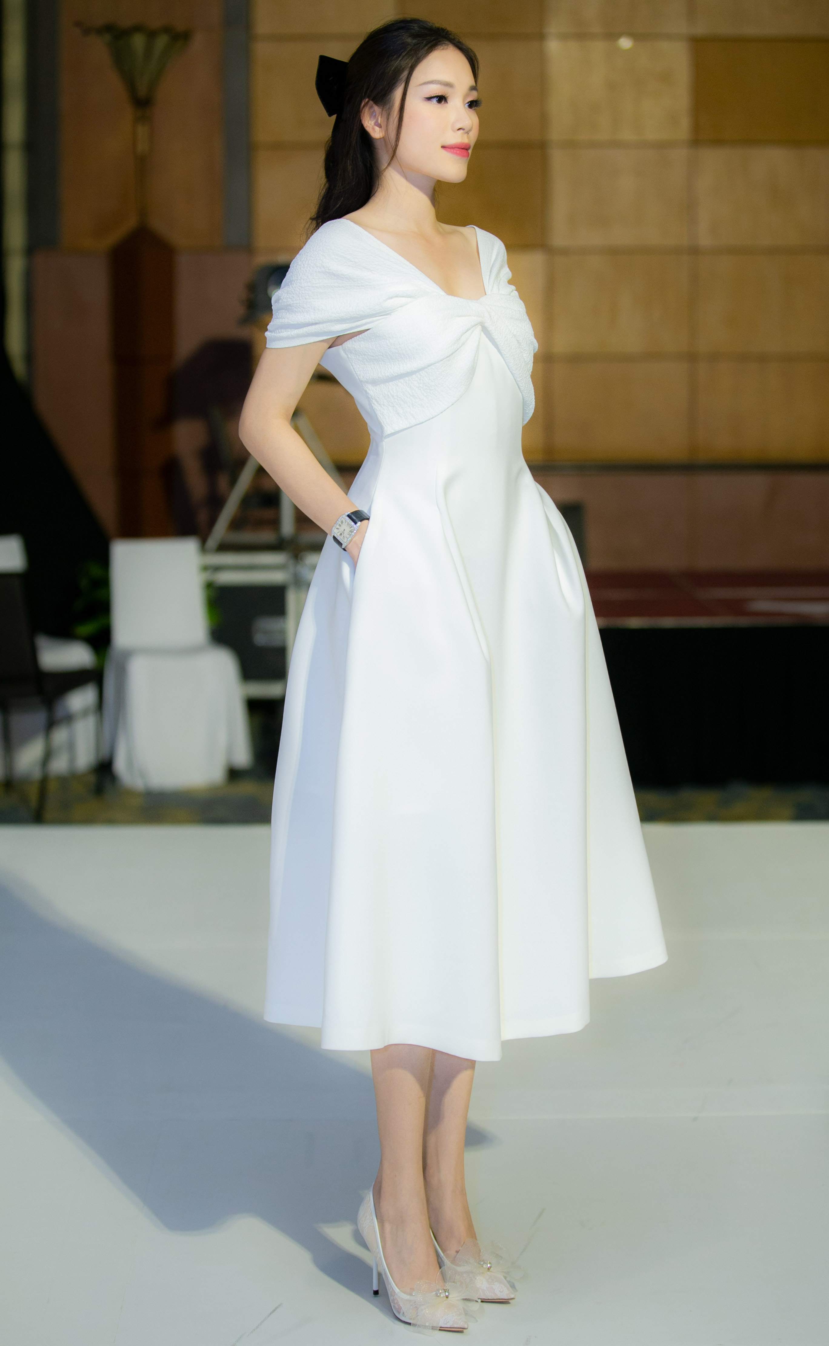 Linh Rin cười tít mắt, nắm tay Phillip Nguyễn không rời trong suốt show ...