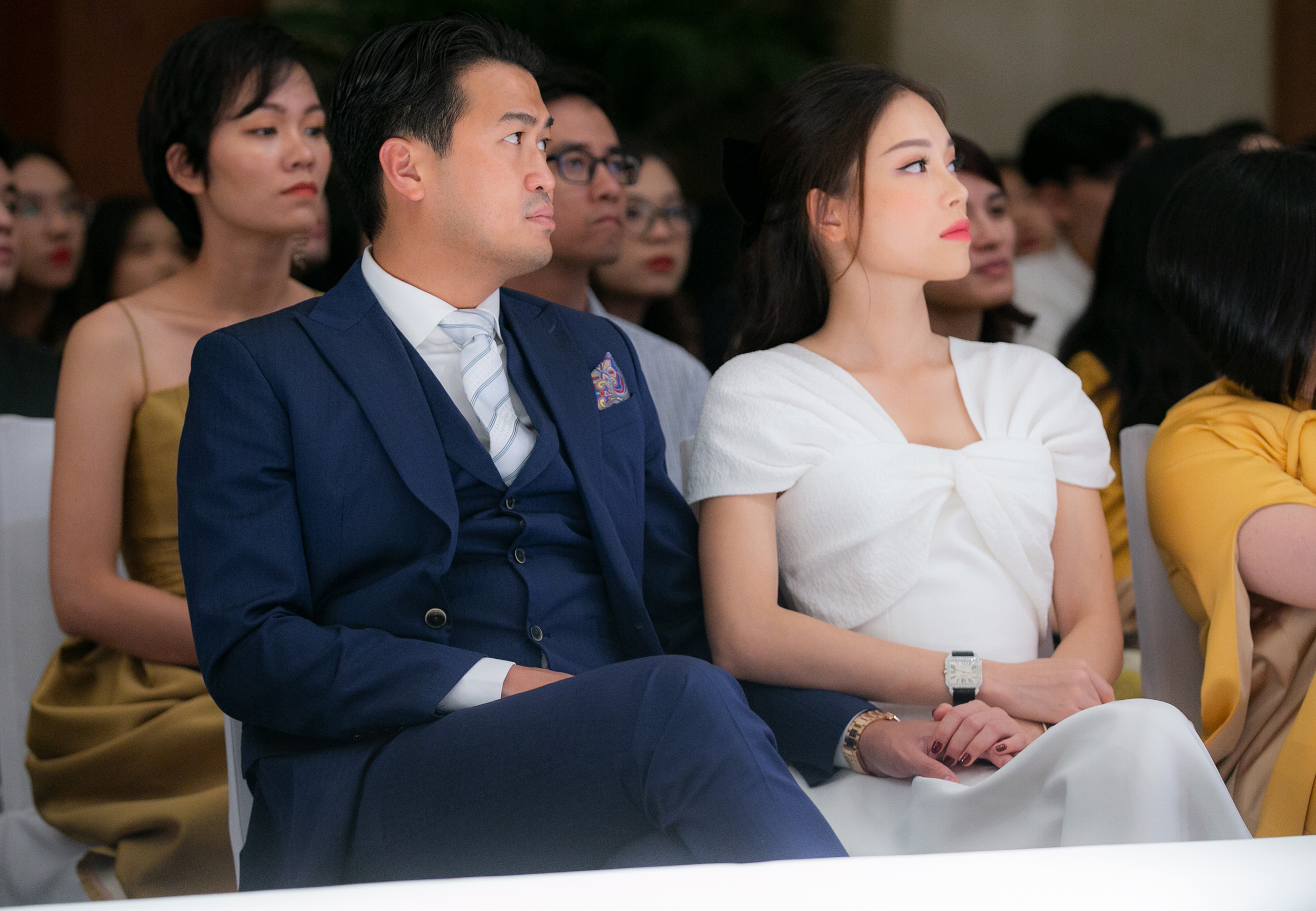 Linh Rin cười tít mắt, nắm tay Phillip Nguyễn không rời trong suốt show ...