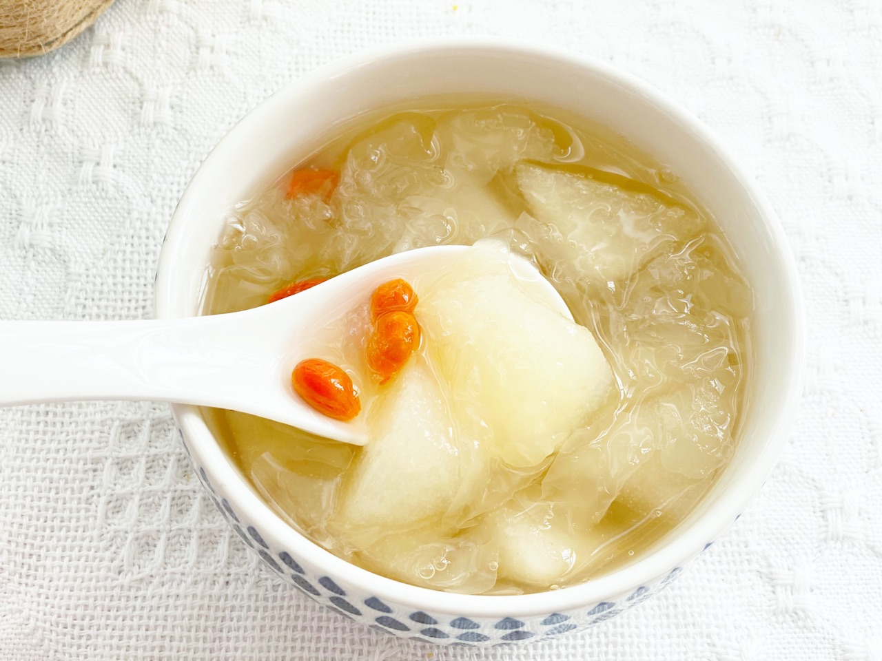 Cách nấu canh lê nấm tuyết mát bổ đẹp da