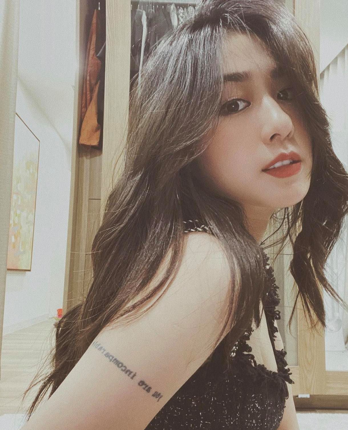 Trang Lou khoe vòng eo con kiến, nổi cơ săn chắc dù mới sinh xong vài ...