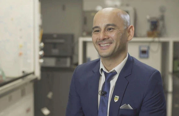 10 tuổi vẫn không biết đọc, không biết viết, cậu bé gốc Việt vẫn trở ...