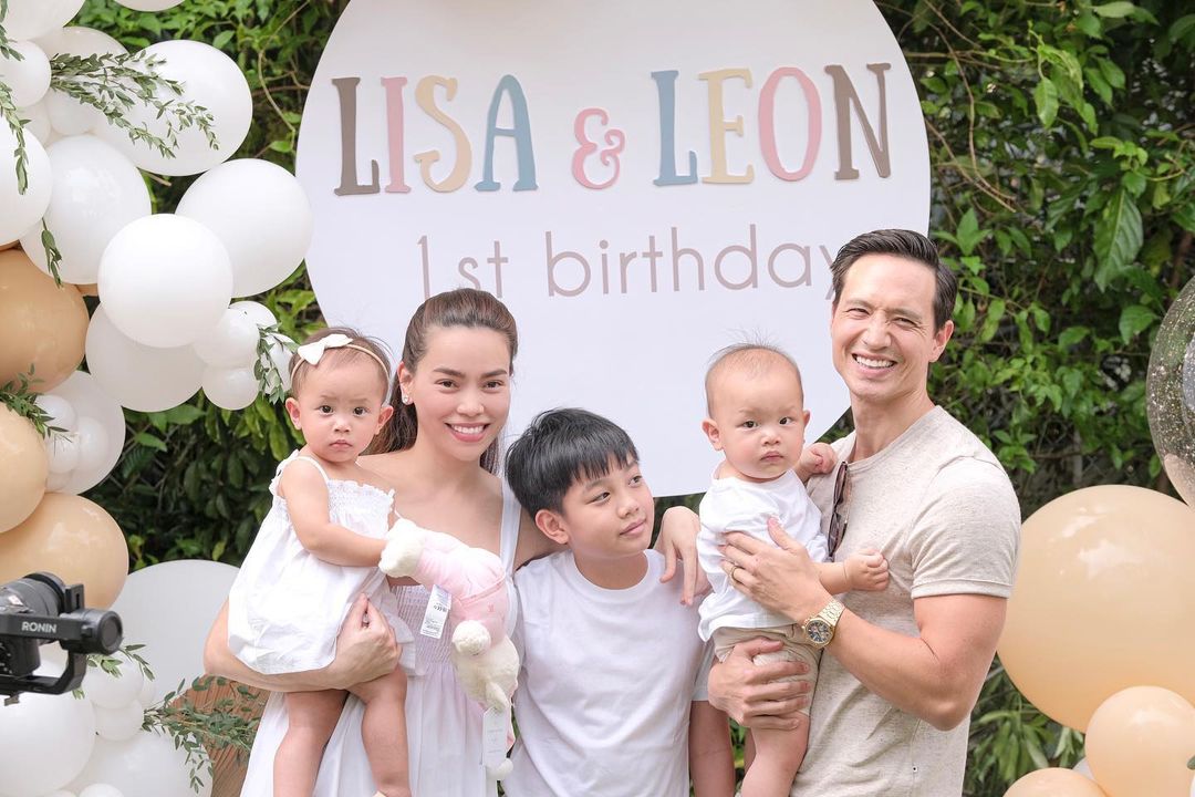 Lisa - Leon siêu cưng khi diện đồ Noel nhưng biểu cảm lúc ngồi trong ...