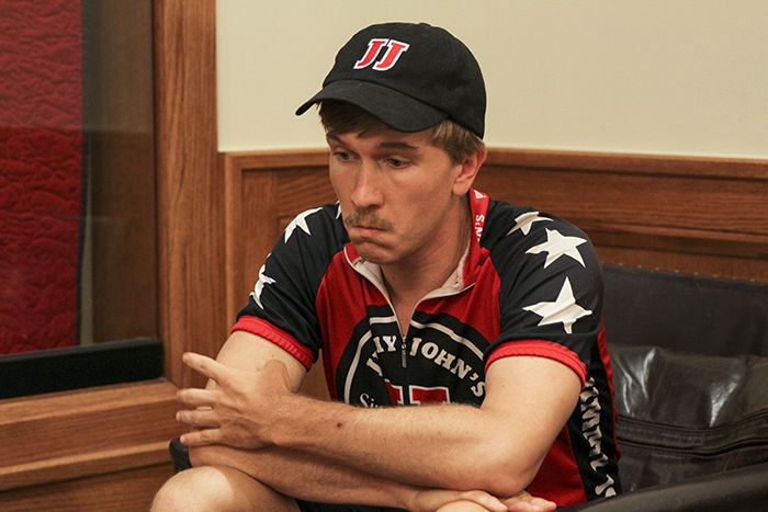 Đến giao đồ ăn cho chàng trai trẻ, shipper nhìn qua cửa sổ thấy cảnh ...