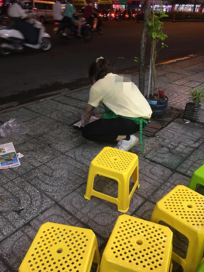 Bé Gái Vô Tư đi Vệ Sinh Trước Cửa Hàng ăn Cách Xử Lý Của Bố Mẹ Khiến