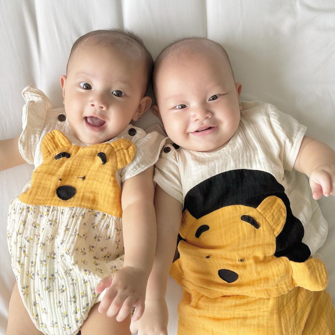 Cặp sinh đôi Lisa - Leon nhà Hồ Ngọc Hà dựa đầu nhau cười tươi hết cỡ ...