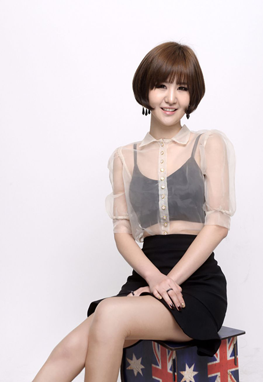 Á hậu Kim Jang Mi làm rung động trái tim khán giả với MV Con Đường Hoa ...