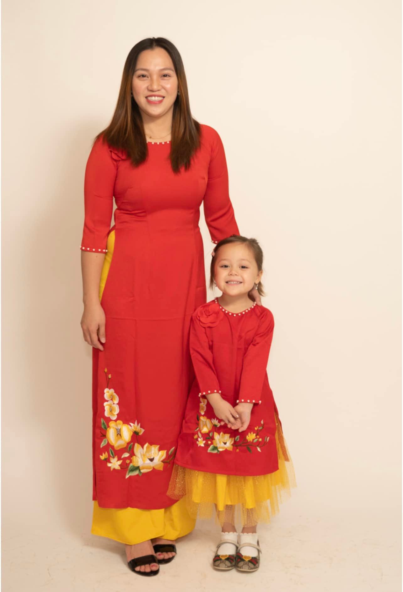 Nữ YouTuber Hoyer Family khoe ảnh đón Tết, biểu cảm thẹn thùng của con ...