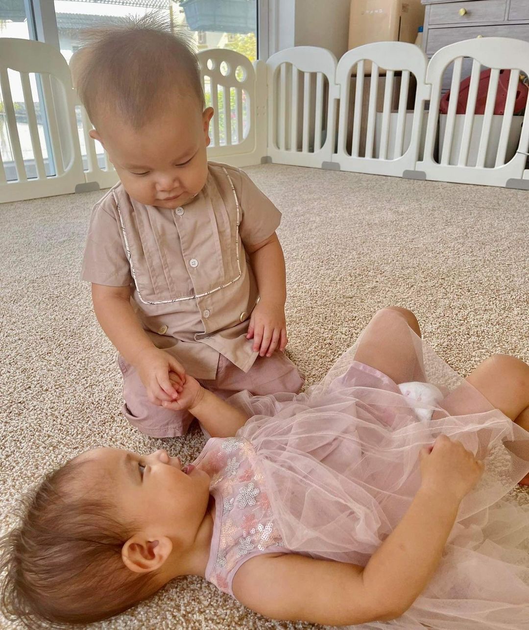 Lisa và Leon nhà Hồ Ngọc Hà diện áo dài nhưng biểu cảm lại cực hài