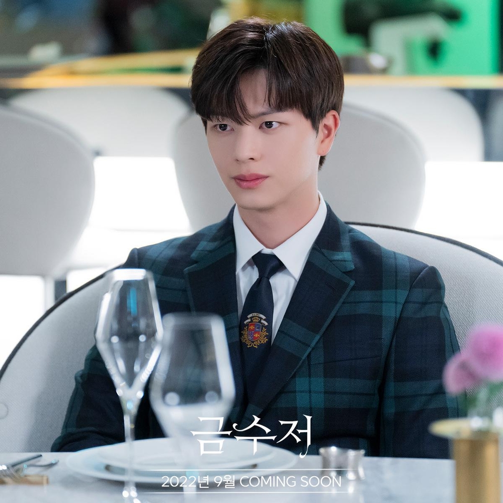 Gia thế chuẩn thiếu gia con nhà giàu của nam chính "Thìa vàng": Cậu ấm giàu sang nhưng sống cực ...