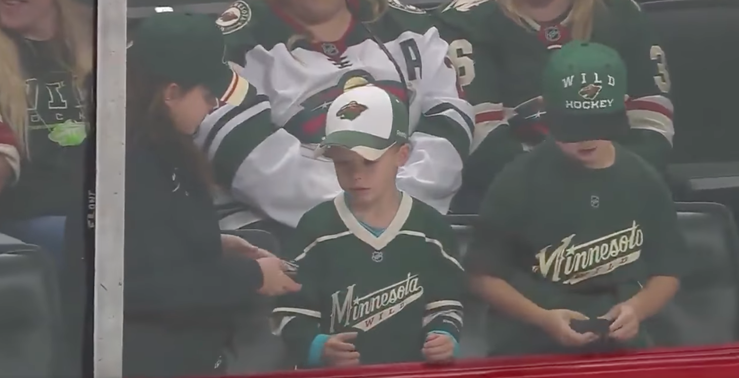 3 đứa trẻ tranh nhau món quà do cầu thủ nổi tiếng tặng, cách hành xử ...