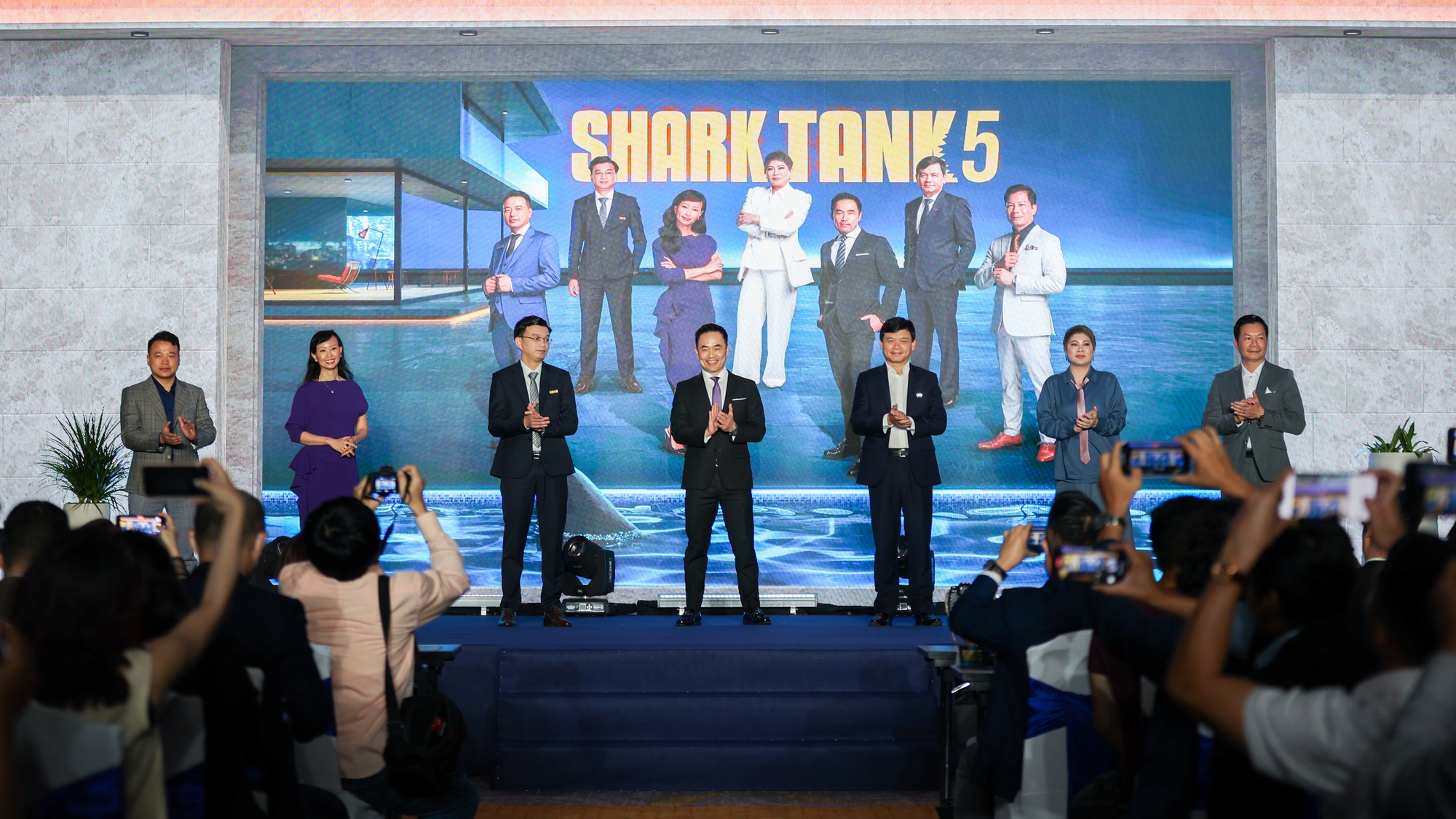 Dàn Shark Tank trở lại mùa 5, xuất hiện một gương mặt Shark "mới tinh ...