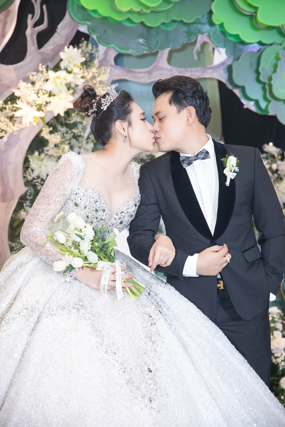 Đám Cưới Hồ Bích Trâm Cô Dâu Chú Rể Trao Nụ Hôn Tình Tứ Giữa Không