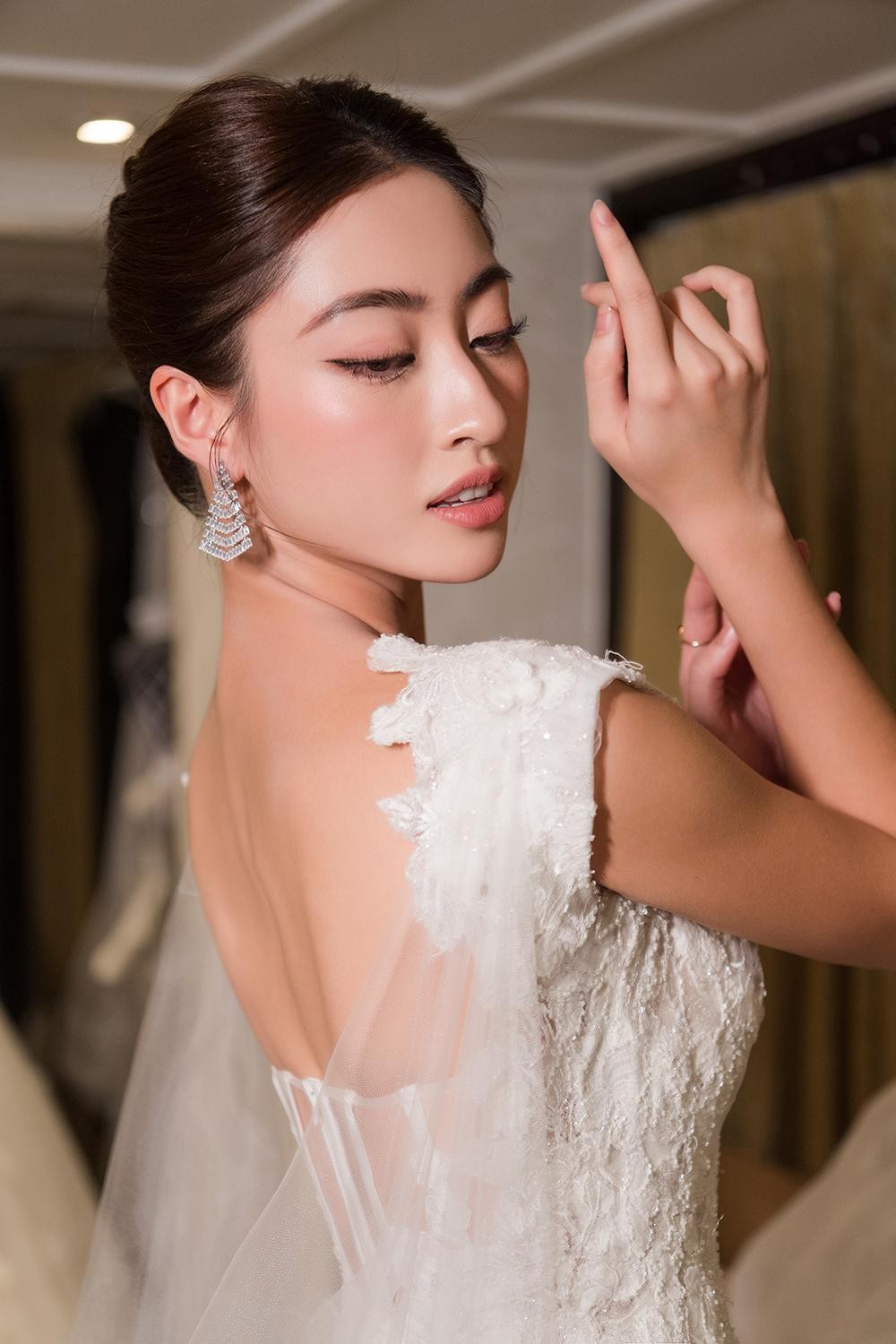 Đỗ Mỹ Linh, Thuỳ Tiên khoe lưng ong sexy khi hội ngộ dàn hậu đình đám ở ...