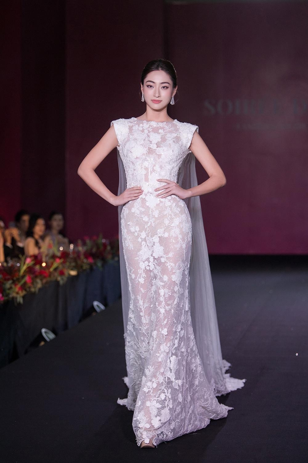 Đỗ Mỹ Linh, Thuỳ Tiên khoe lưng ong sexy khi hội ngộ dàn hậu đình đám ở ...