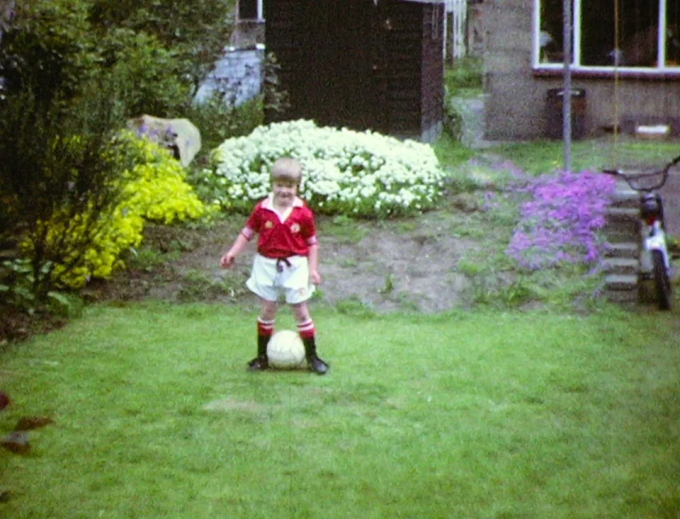 Chuyện ít người biết về tuổi thơ gắn với trái bóng của David Beckham ...
