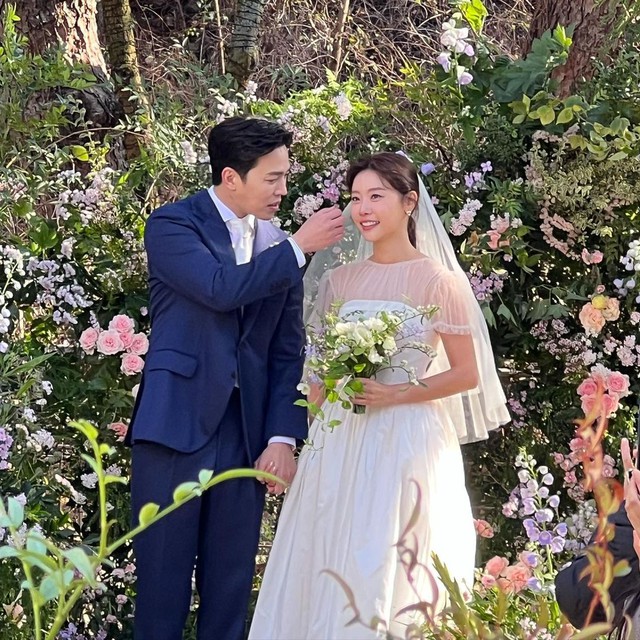 Hôn lễ mỹ nhân Quân Vương Bất Diệt: Chú rể lau nước mắt cho cô dâu ...