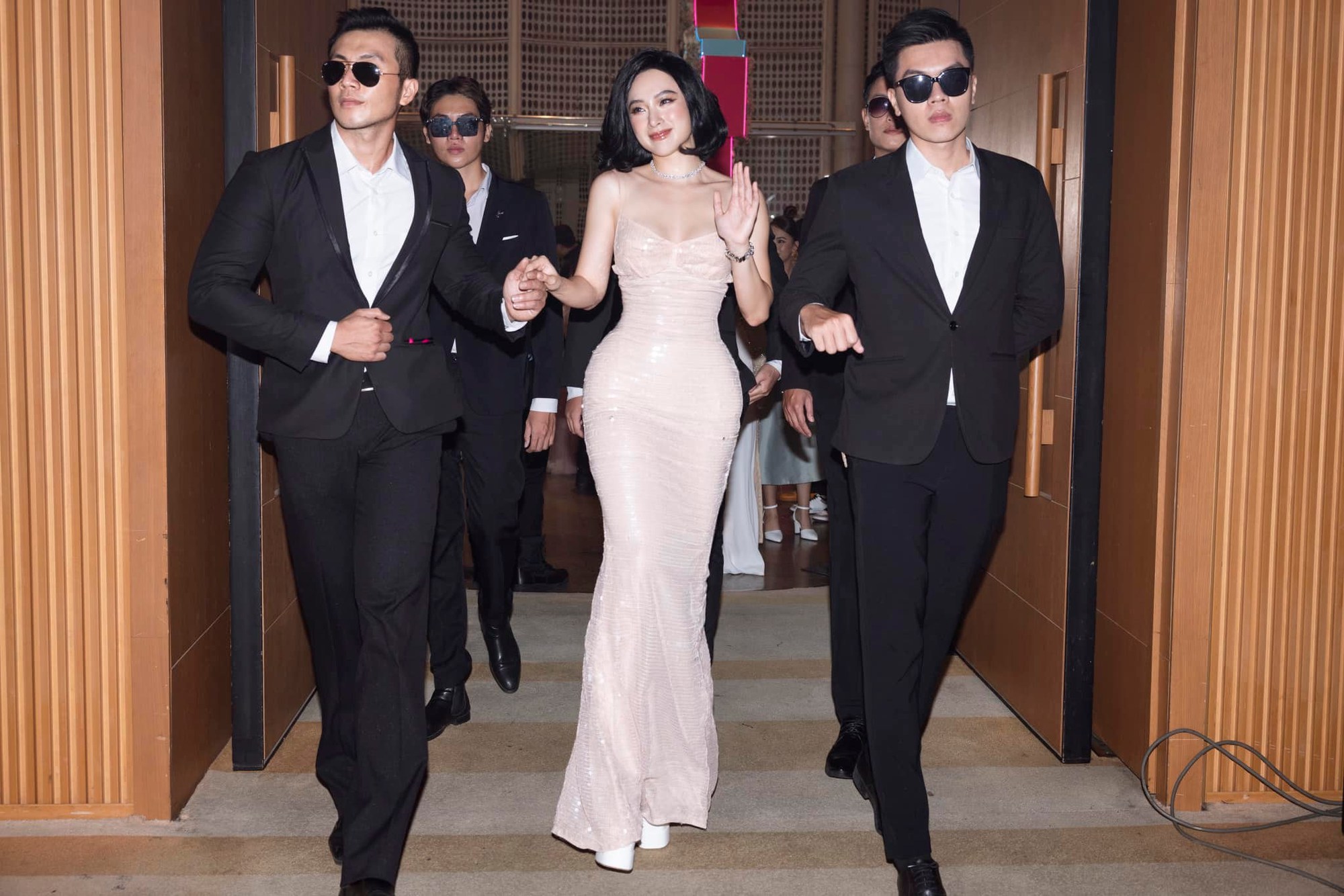 Angela Phương Trinh: Ngồi 5 tiếng đính đá lên da, lấy tóc che ngực