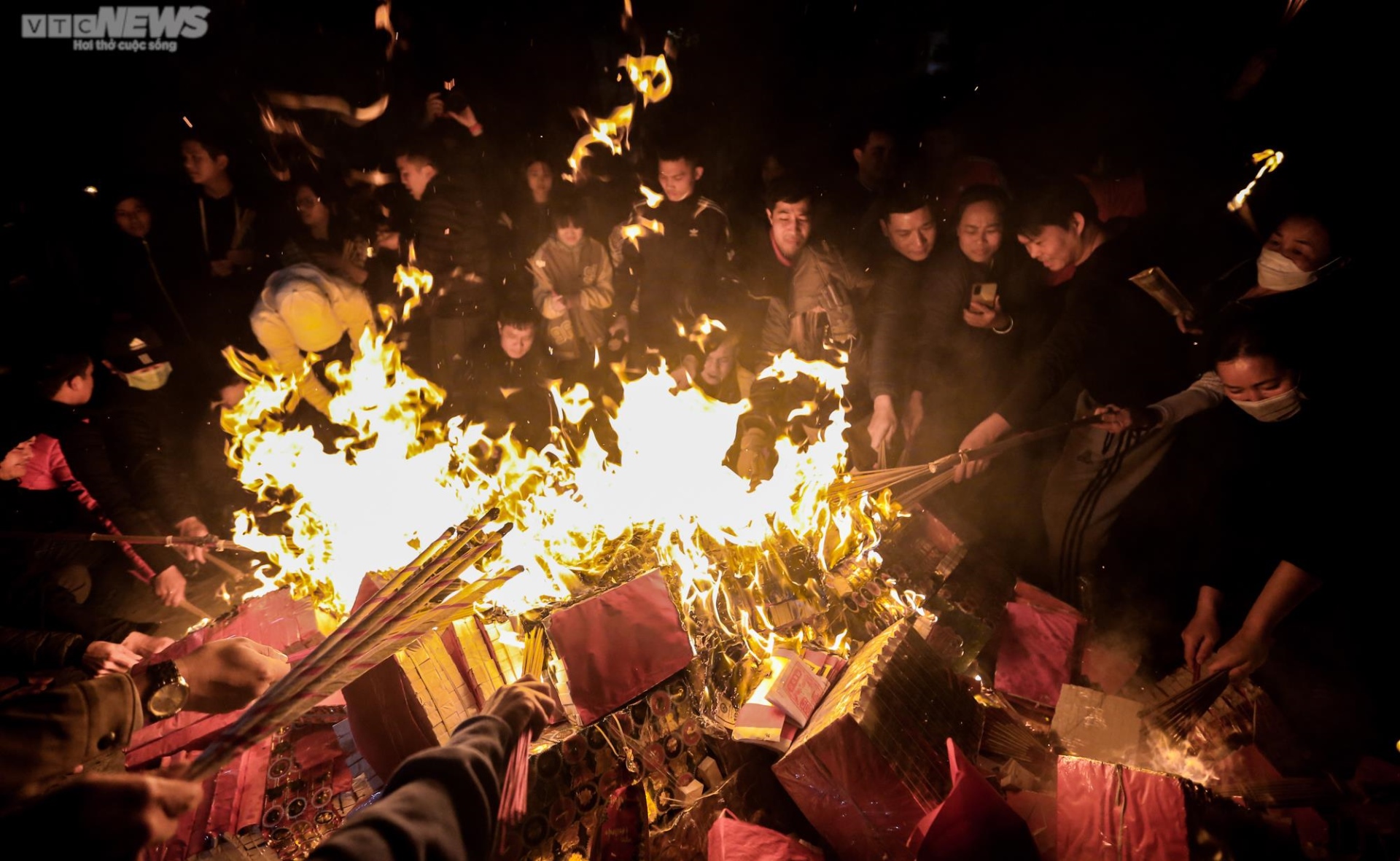 Cả làng háo hức xin lửa "lấy đỏ" đầu năm mới