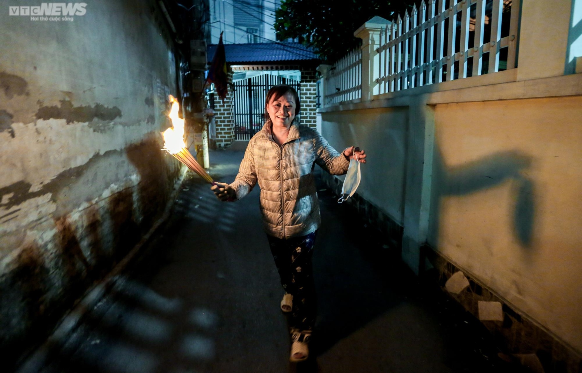 Cả làng háo hức xin lửa "lấy đỏ" đầu năm mới