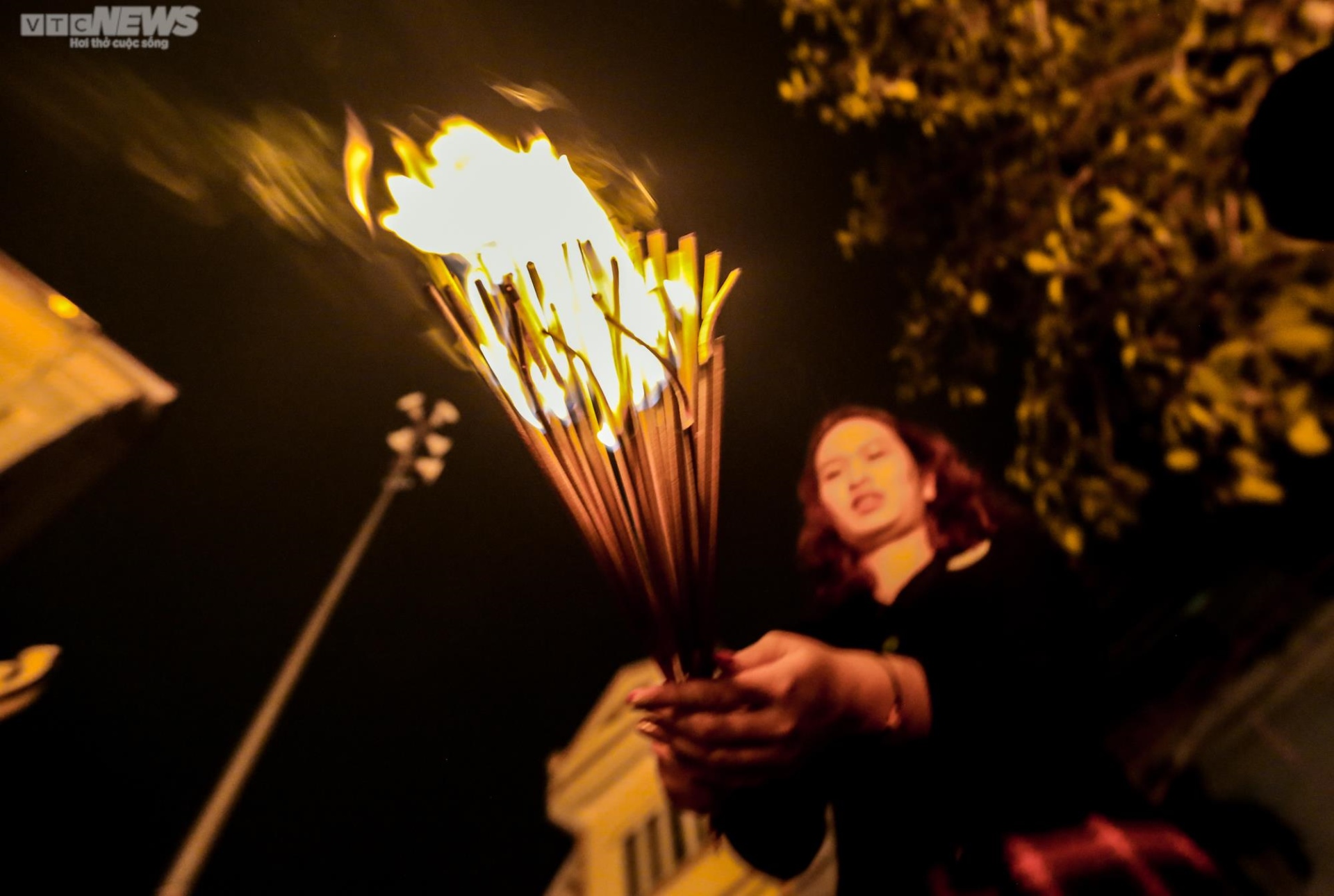 Cả làng háo hức xin lửa "lấy đỏ" đầu năm mới