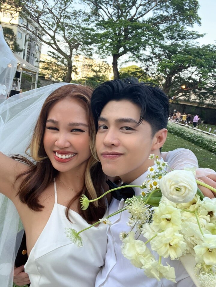 Lộ ảnh Noo Phước Thịnh mặc vest, khoác tay cô dâu tiến vào lễ đường