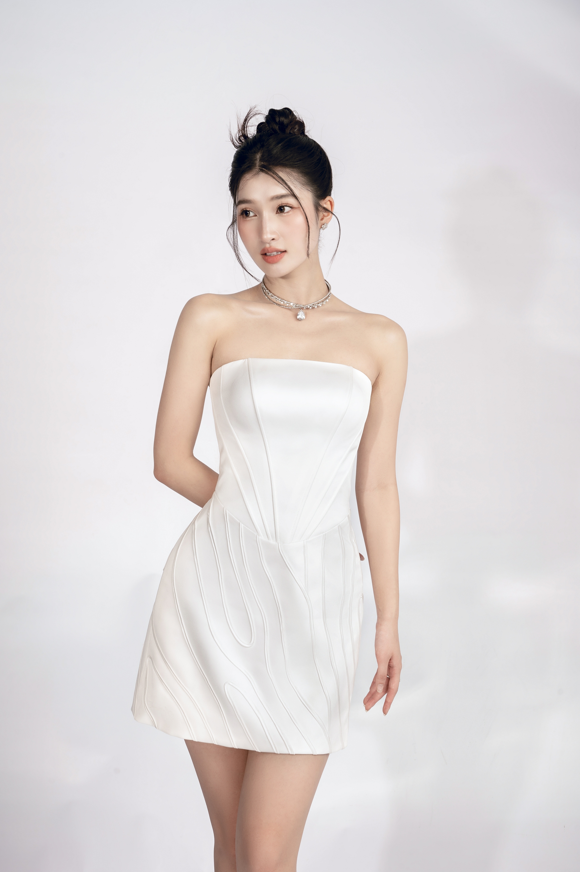 Á hậu Phương Nhi hóa nàng thơ trong những mẫu váy cho ngày 8/3