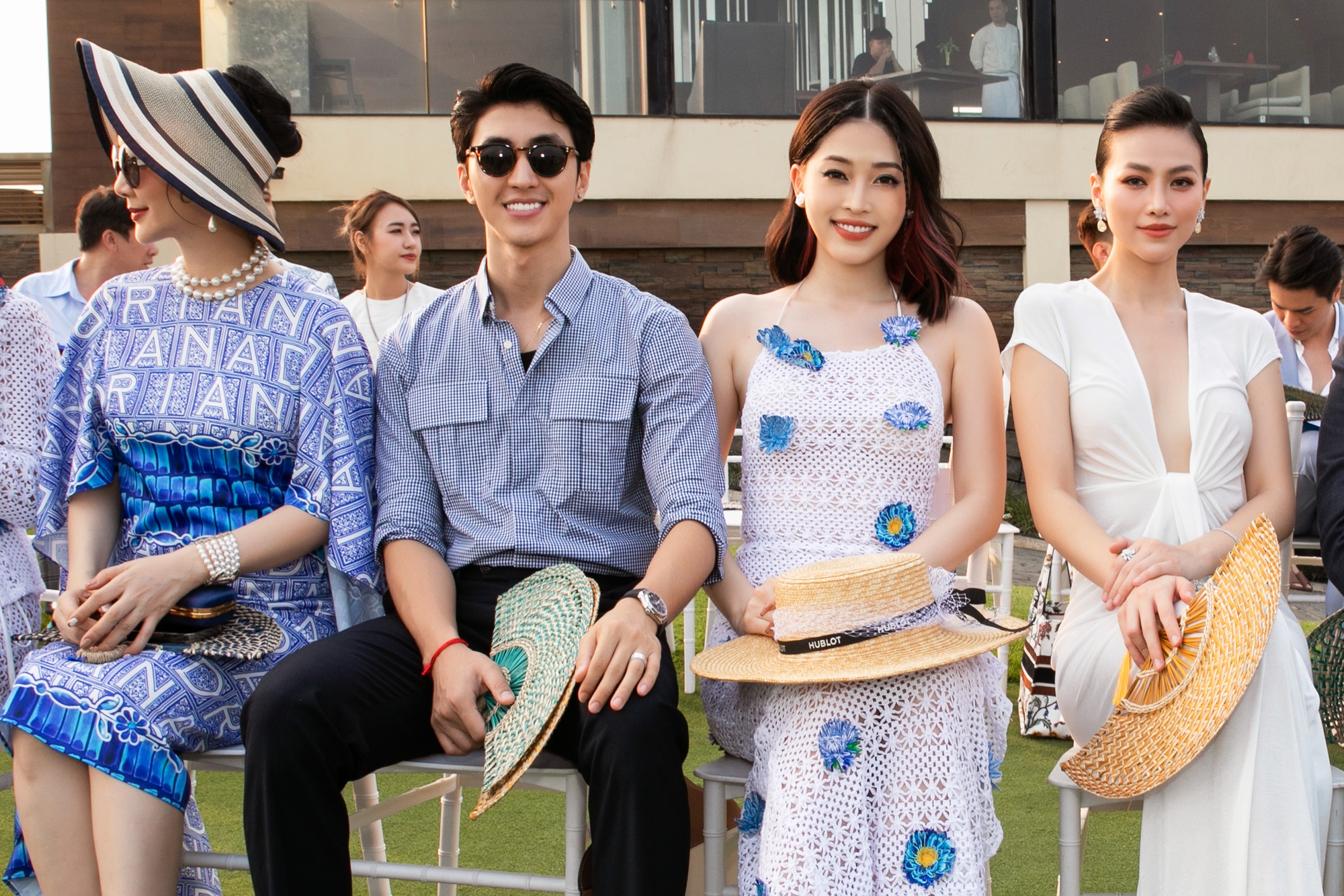 Dàn Bông hậu khoe dáng nóng bỏng trên thảm đỏ của NTK Adrian Anh Tuấn