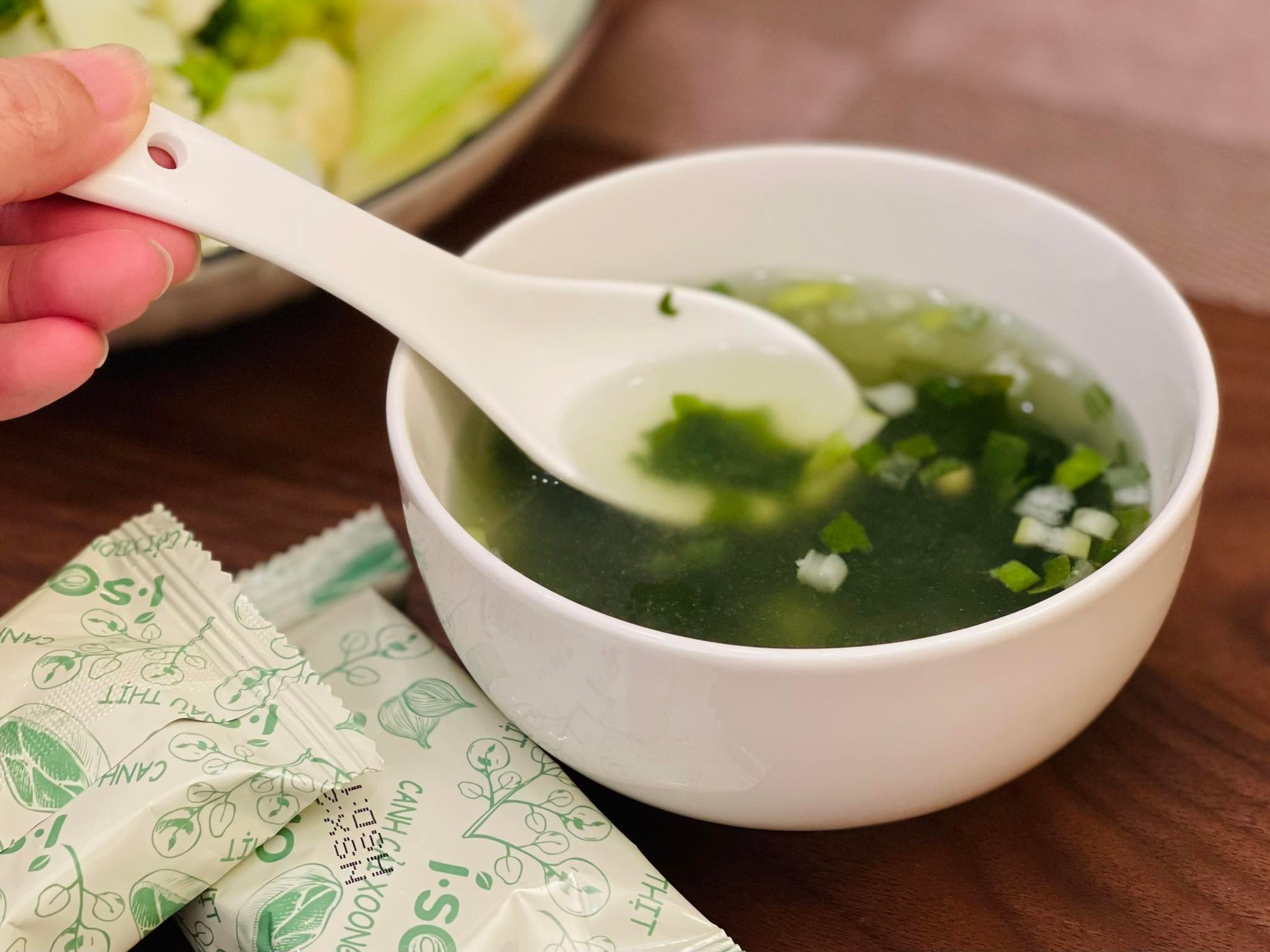 Canh ăn liền gây nhiều tranh cãi trên mạng xã hội