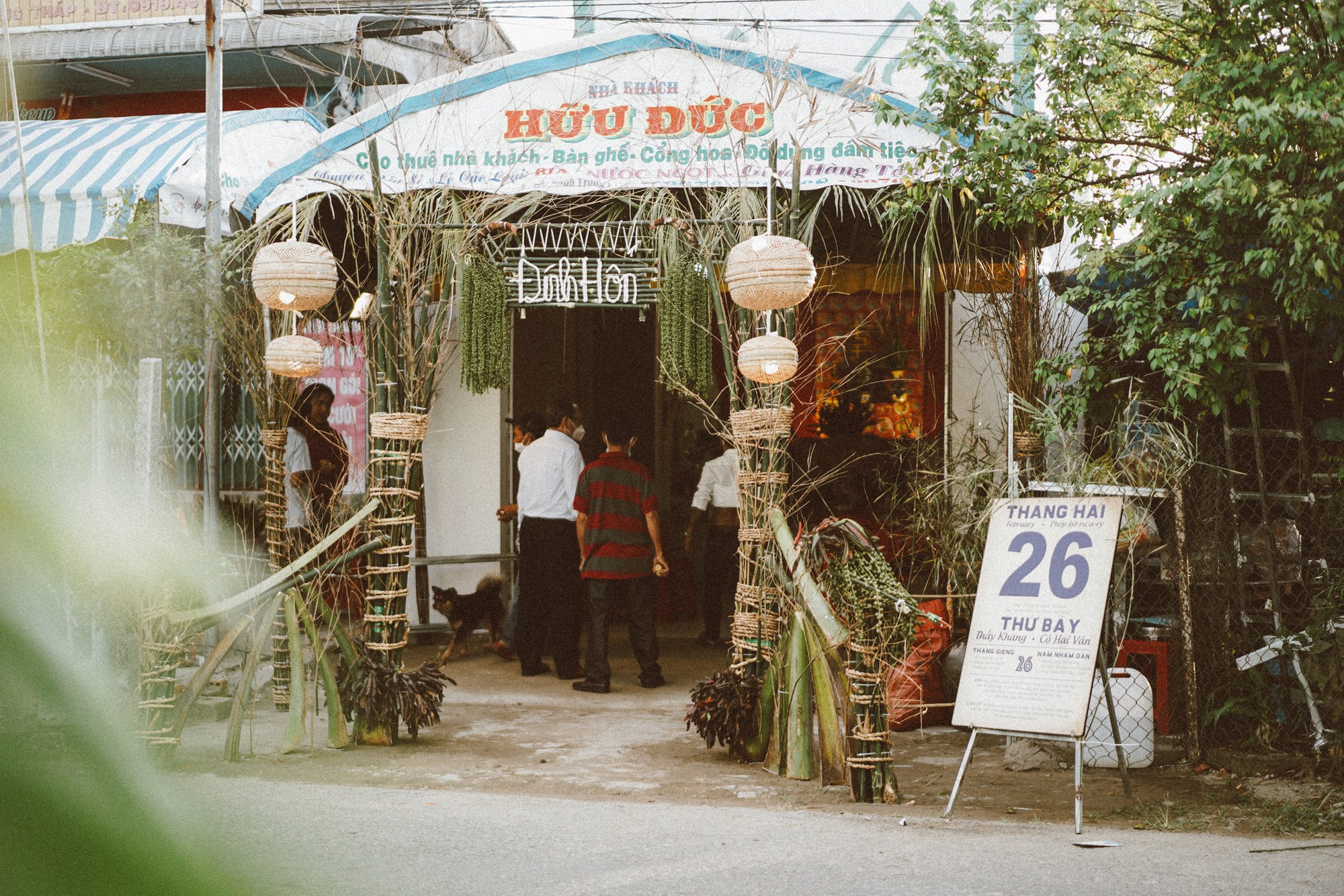 Đám cưới tự tay decor theo phong cách miền Tây thập niên 1960 với chi ...