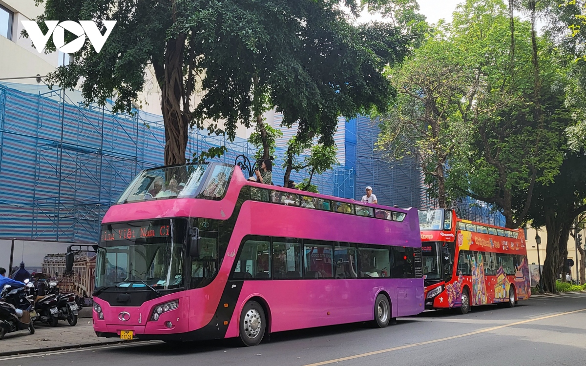 Dòng người xếp hàng trải nghiệm xe bus 2 tầng miễn phí