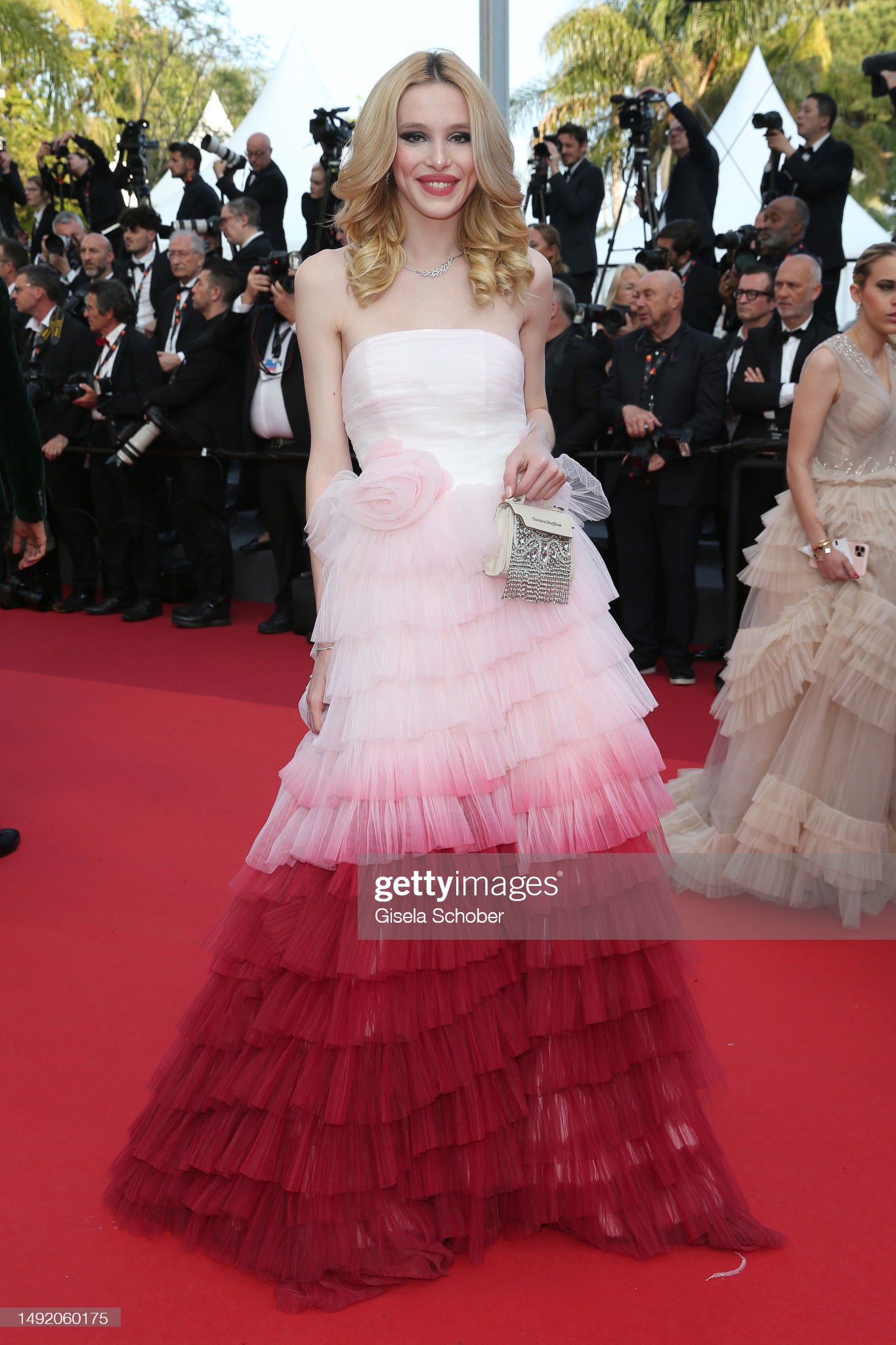 Thảm đỏ Cannes 2023 ngày 6: Jennifer Lawrence đi dép xỏ ngón, Lưu Thi ...
