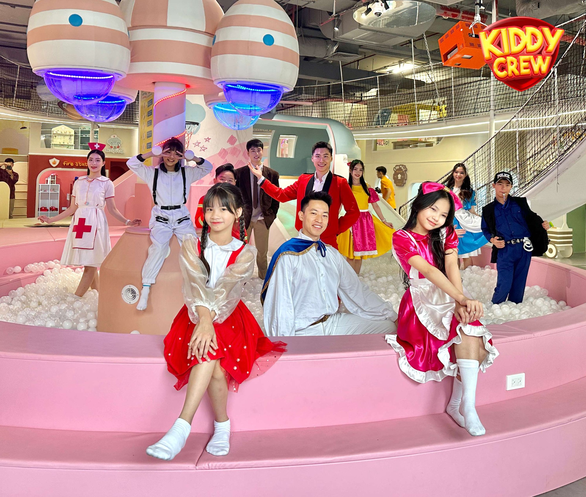 Thầy giáo xây dựng nhóm nhảy nhí nổi tiếng nhận nút vàng Youtube