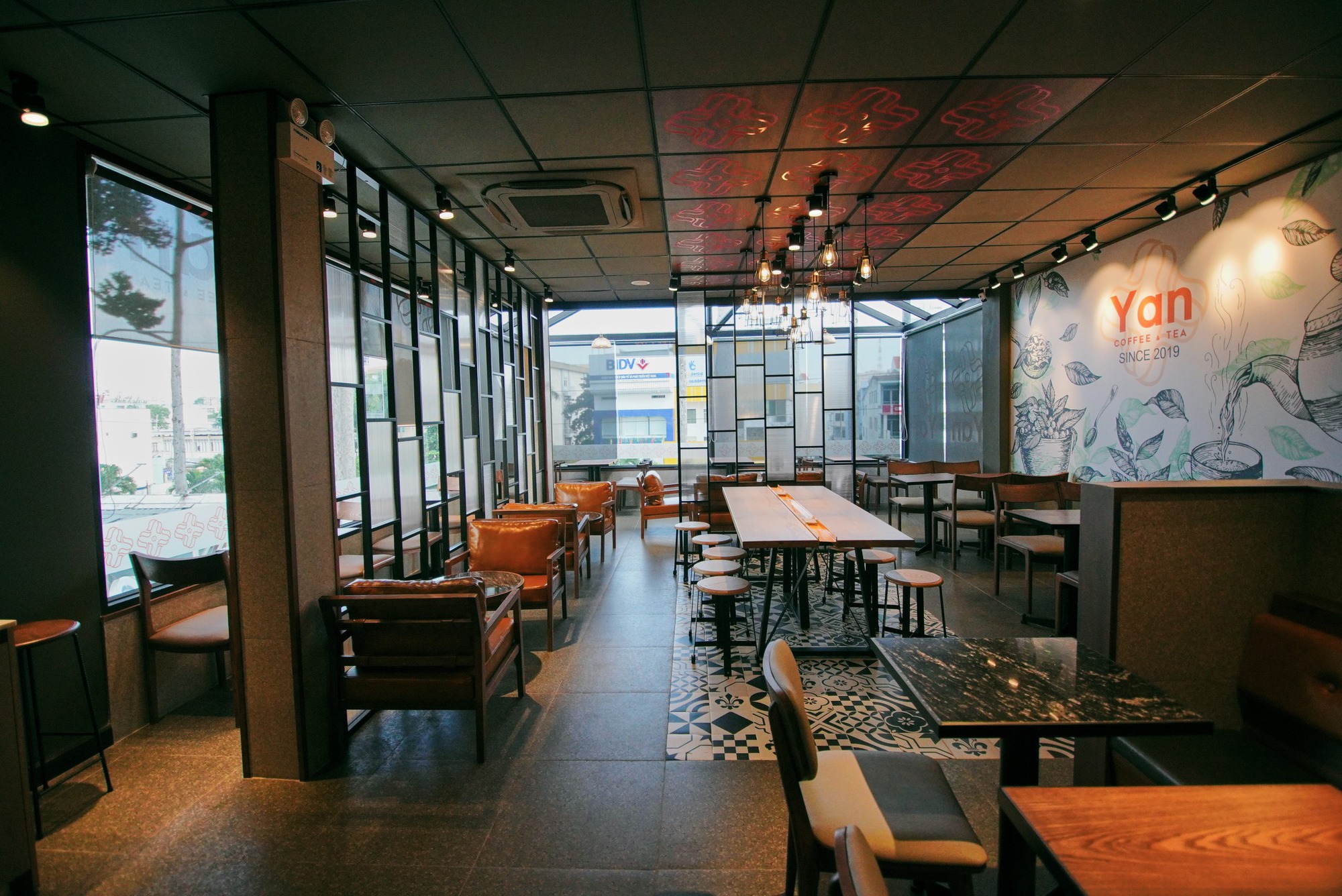 Các quán cà phê cho dân văn phòng tránh nóng làm việc tại TP.HCM