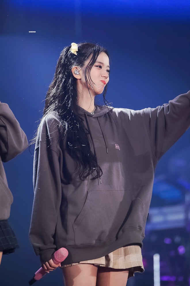 Jisoo từng thử 7749 kiểu tóc ở concert Born Pink, không biết khi tới ...