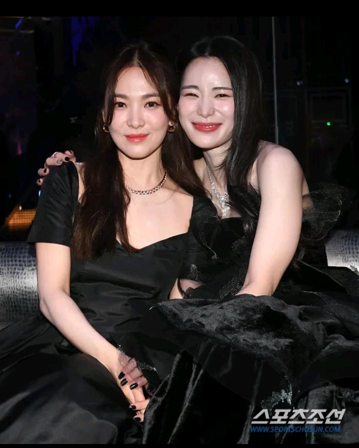 Bộ đôi chị em Song Hye Kyo và Lim Ji Yeon thân thiết tại Lễ trao giải ...