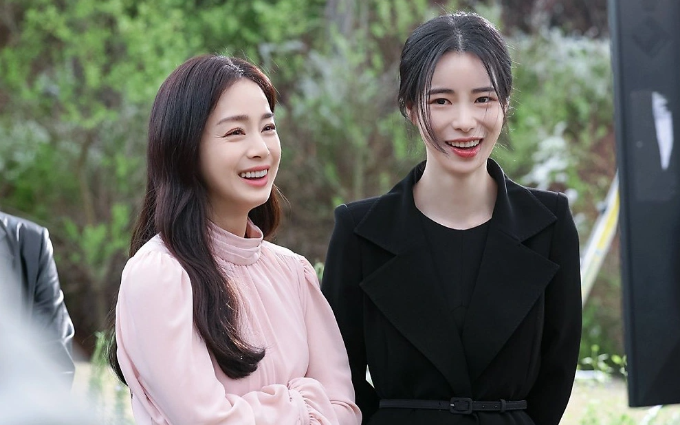 Bí quyết giữ dáng ở tuổi 43 của mẹ 2 con Kim Tae Hee