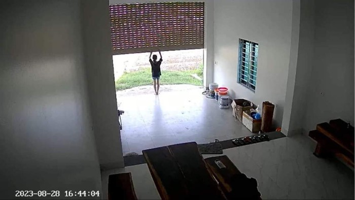 Bé gái bị cửa cuốn đè tử vong: Chính quyền xác nhận sự việc