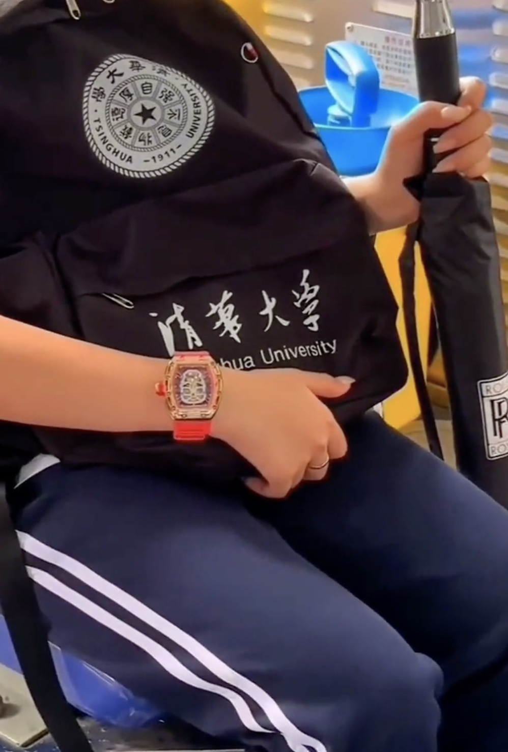 Clip đang hot nhất MXH: Nữ sinh gây "sốc ngang" với outfit đi học có giá bằng cả căn penthouse!