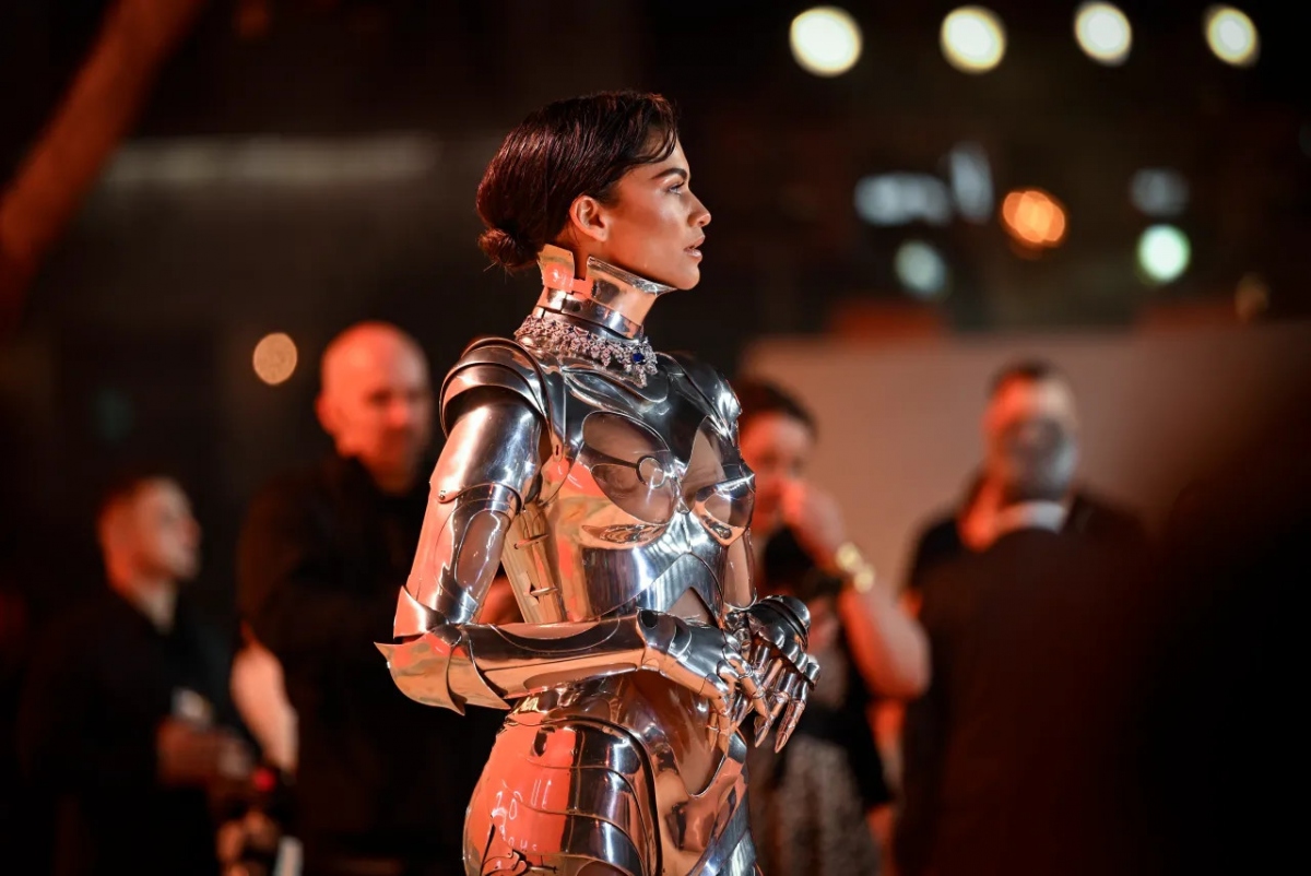 Sự thật đằng sau trang phục áo giáp robot của Zendaya