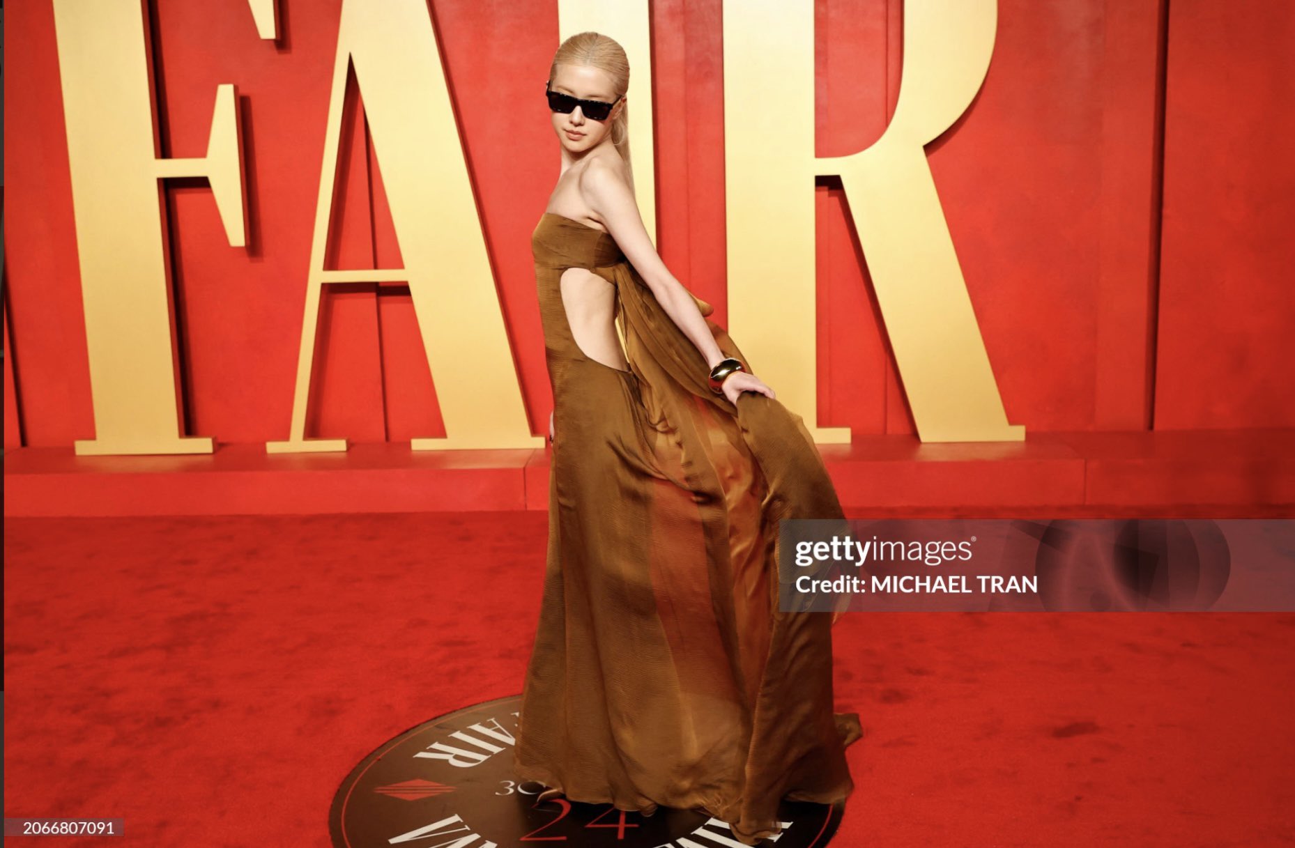 Rosé "hở khét" trên thảm đỏ Vanity Fair Oscar, lại tiếp tục trung thành ...