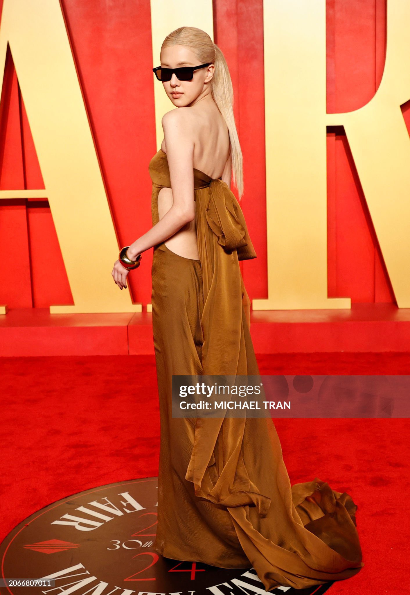 Rosé "hở khét" trên thảm đỏ Vanity Fair Oscar, lại tiếp tục trung thành ...