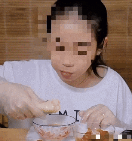 Dân mạng “rợn người” với màn thách đấu mukbang mỡ heo của bé Mai: