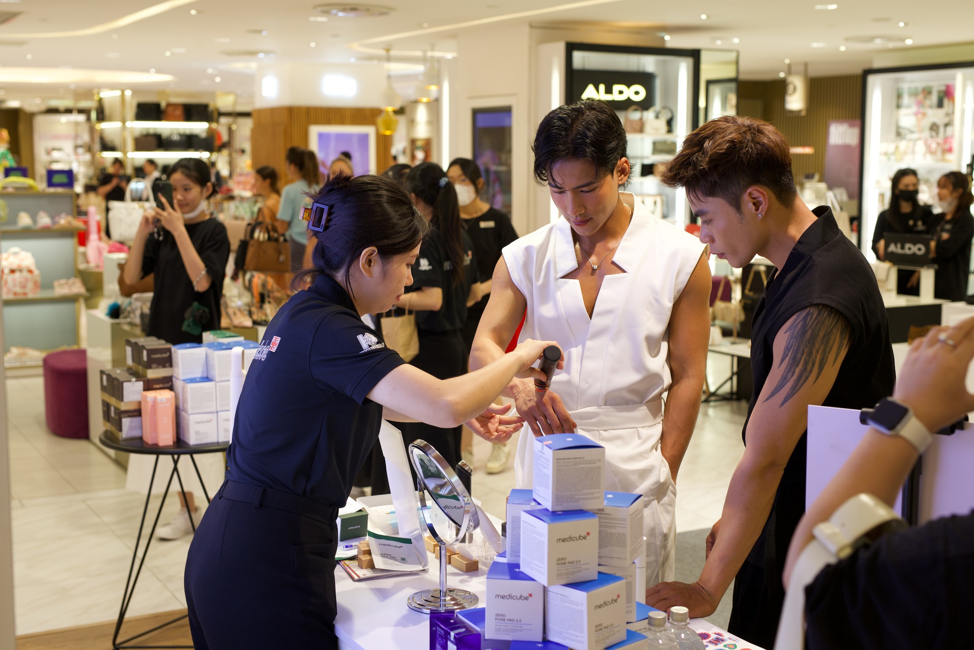 Medicube mở Pop-up Store tại TTTM Takashimya, loạt Beauty Influencers ...